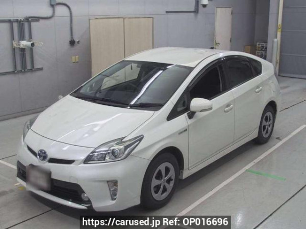 Buy Used 2015 Toyota Prius ZVW30 (OP016696) - Carused.jp
