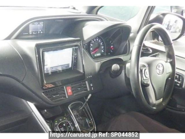 Buy Used 2021 Toyota Voxy ZRR80W (SP044852) - Carused.jp
