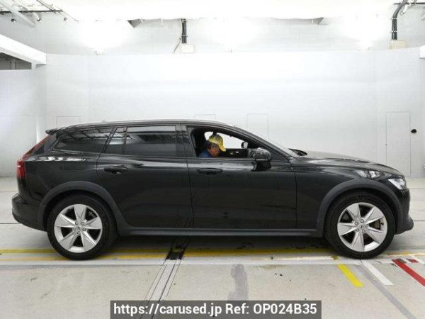 Buy Used 2019 Volvo V60 ZB420 (OP024B35) - Carused.jp